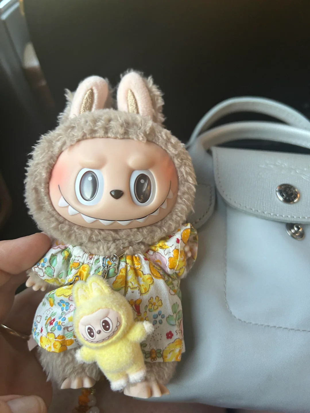 Cozy Labubu in Yellow Cape - Labubu Pictures | 免费高清下载